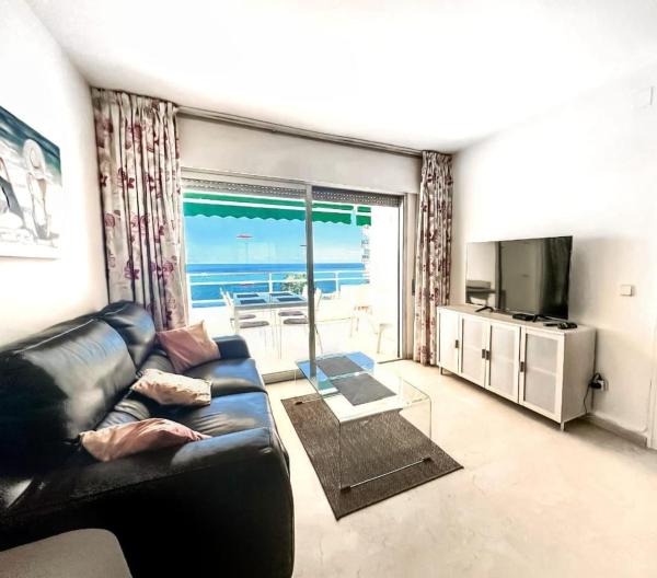 Beachfront Apt With Pool & Parking - 