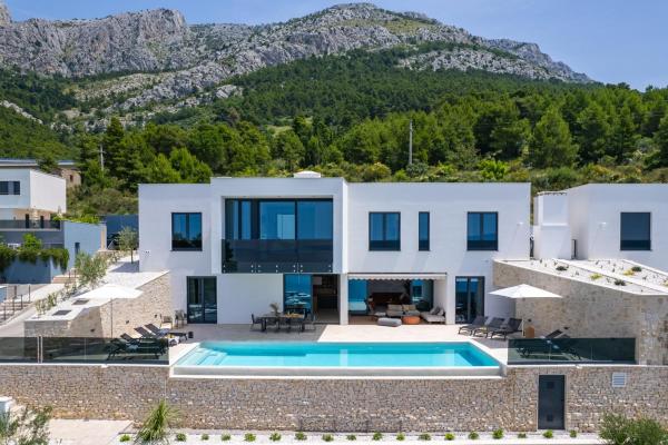 Extravagant Omis Villa 5 Bedrooms Villa Chazaret Frontline Location Spectacular Sea Views Pool Table Sauna - Omiš