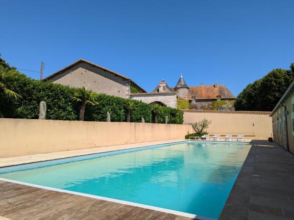 Charmante Maison De Campagne Avec Piscine Chauffée En Charente - Fr-1-653-278 - Le Vigeant