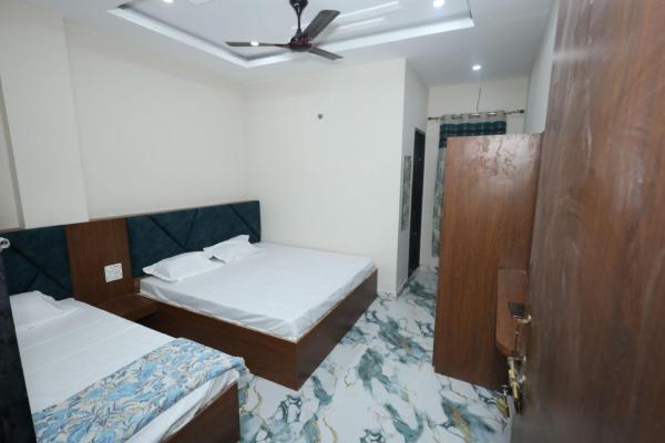 Hotel Shri Balaji Dham, Family Rooms Near Mathura Railway Station - Vrindavan