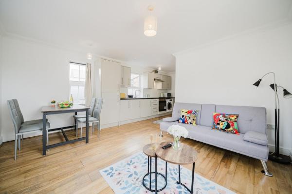 Central Woking Retreat - Two-bed Flat With Parking - Woking