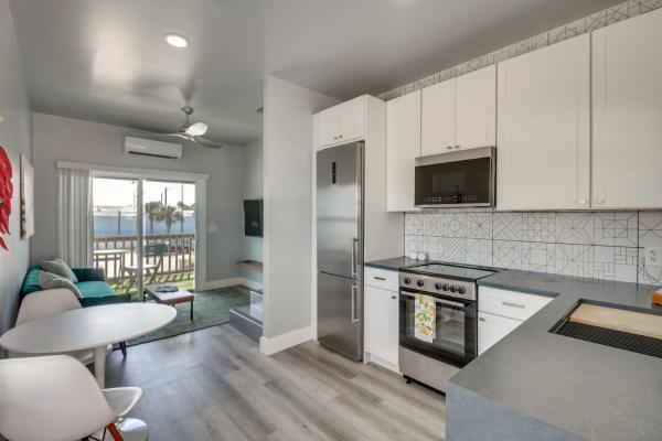 Walk To Daytona Beach And Boardwalk Apt With Balcony - Daytona Beach, FL
