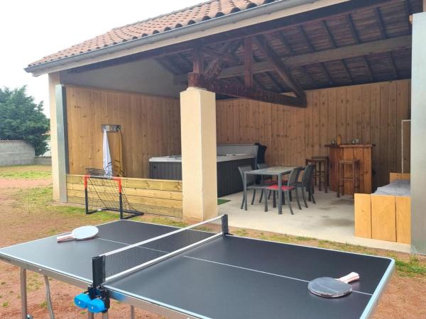 Gîte Familial Avec Spa Et Jeux Extérieurs - 5 Chambres, 230m², Village Typique, Animaux Acceptés - Fr-1-496-289 - Montbrison