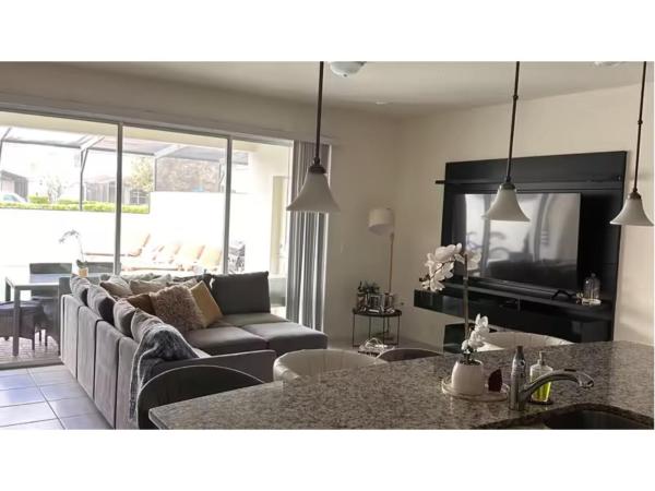 Great Room In Excellent Community And Location - Florida