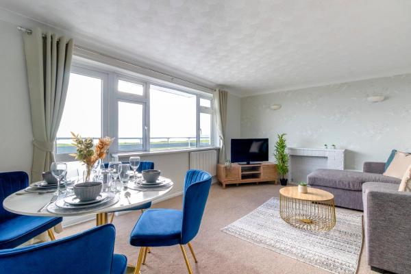 Trendy Sea View 2 Bedroom Sleeps 6 - Free Parking - Mudeford