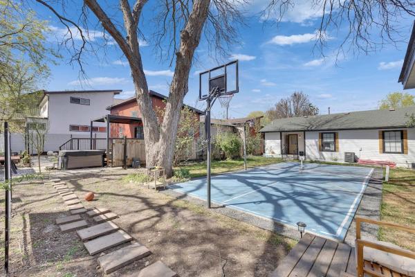 Luxury 3 House Compound With Jacuzzi And Pickleball - Austin, TX
