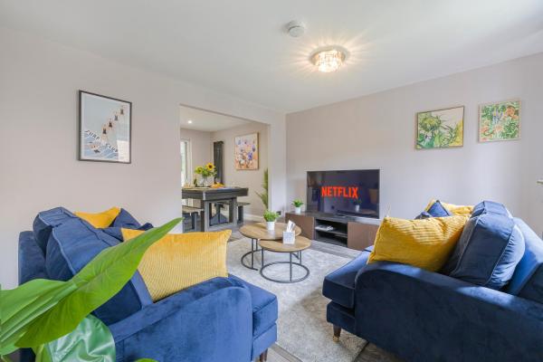 Stunning Three Bedroom Home Central Mk, Pool Table, Free Parking, Smart Tv With Netflix And Disney Plus - Middleton Hall