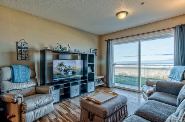 Modern Ground Floor Beachfront Condo Suite - Sleeps 4 - Pool And Sauna - リンカーン・シティ, OR