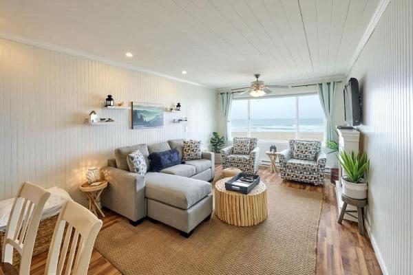 Gorgeous Beachfront Suite On Second Floor - Sleeps 4 - Pool And Sauna - Lincoln City, OR
