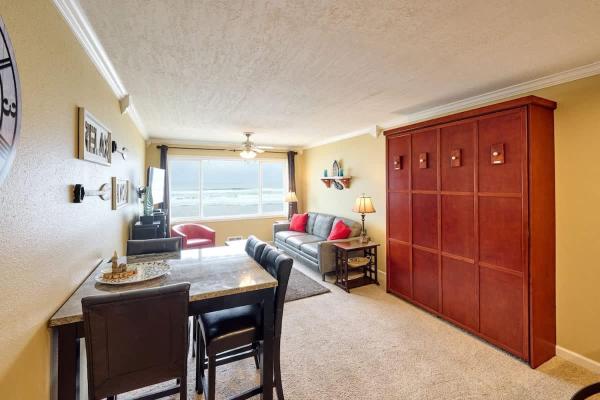 Updated Top Floor Beachfront Suite - Pool And Sauna - Sleeps 4 - Lincoln City, OR