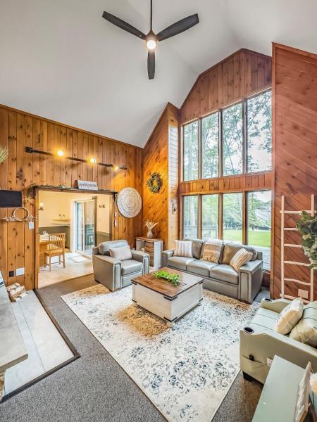 Italy Inspired Lakeview Chalet With Hot Tub - Pocono Mountains, PA