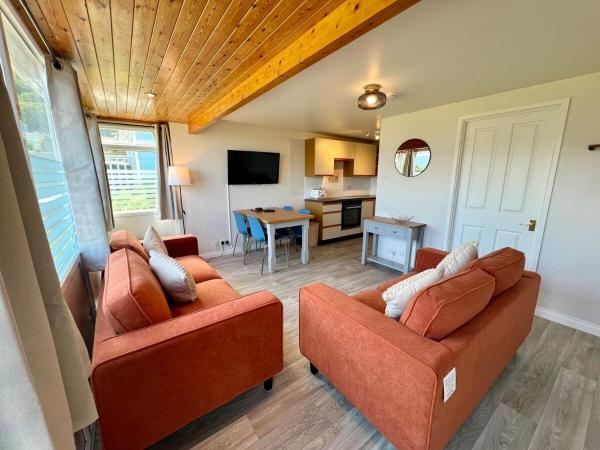 Bright & Modern Chalet, Moments From The Beach - Westward Ho!