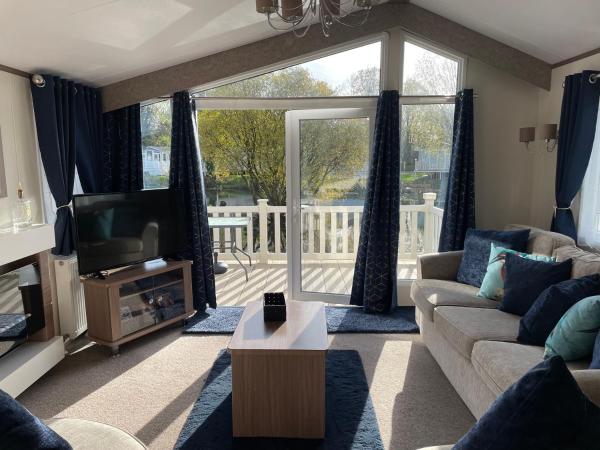 Stunning 2 Bed Caravan On The Lake Front - Cotswolds