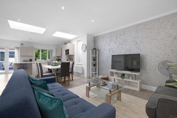 Modern 3 Bedroom, 2 Bathroom Home In Edgware - ワトフォード