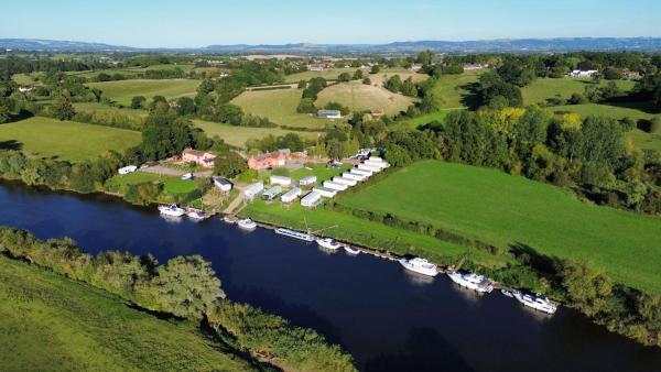 By The River Severn - Caravan 6 - Severnside Boat And Caravan Park - Tewkesbury