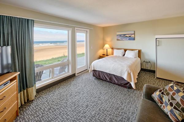 Ground Floor Oceanfront Condo - Full Kitchen - Pool & Hot Tub - Lincoln City, OR