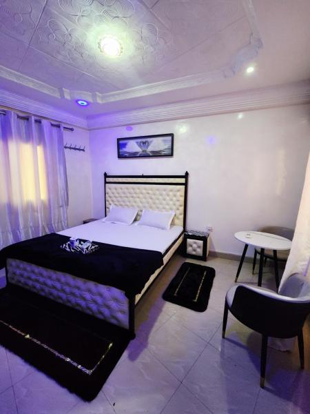 Chambre Meublé Avec Toillette Intérieure Chauffe Eau Wi-fi Smart Tv - Dakar