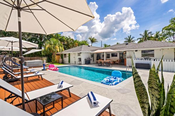 The Palm Luxe Retreat - Lake Worth, FL