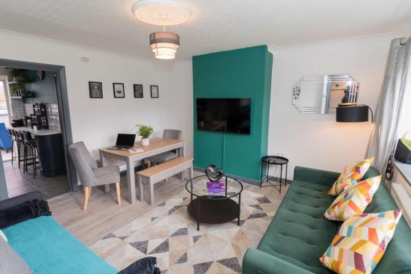 4 Bedroom Cosy Home Birmingham - Bromsgrove