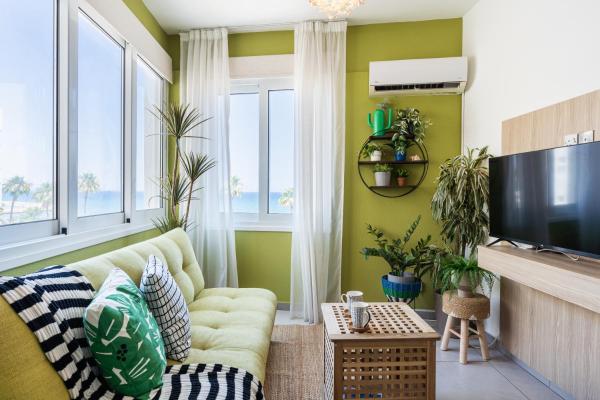 Whispering Palms 1-br Apt By Finikoudes Beach - Zypern