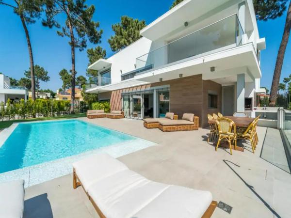 Luxury 4br Villa With Pool - Almada