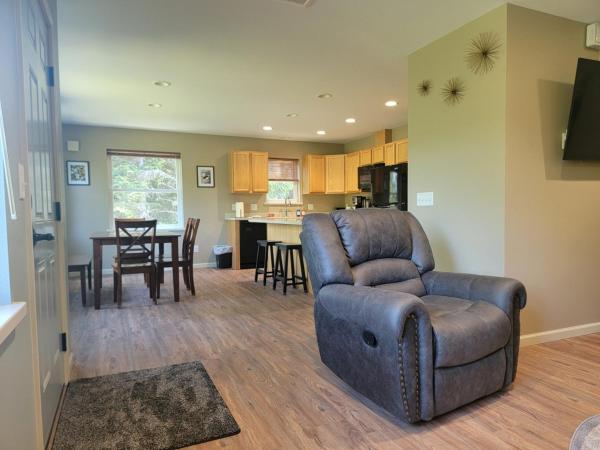 Lakeshore Lodging Apartment H - Homer, AK