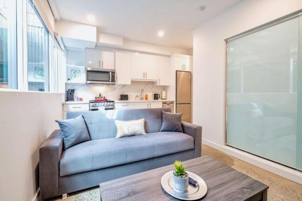 Chic 2br Basement Suite 2br Toronto Getaway Near Downtown - The Roland - Toronto, ON