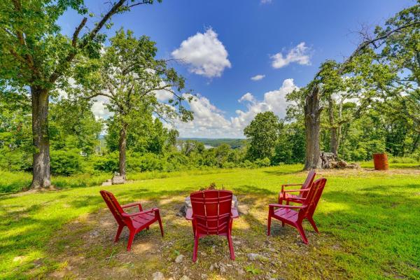Near Table Rock Lake: Family Home W/ Deck & Views - Emerald Beach, MO