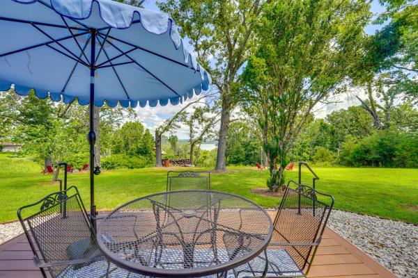 Yard With Lake View Home Near Table Rock Lake! - Emerald Beach, MO