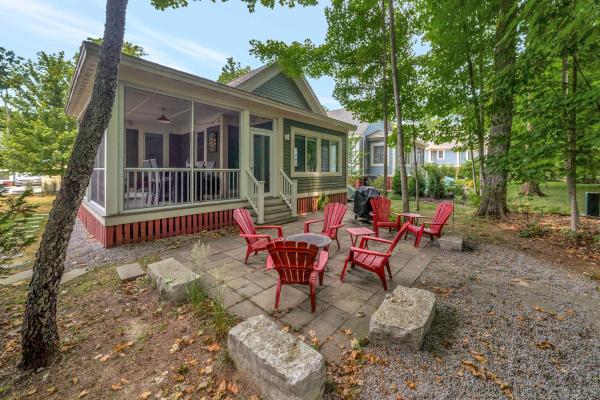 The Jack Pine - 50 Hollow - Prince Edward