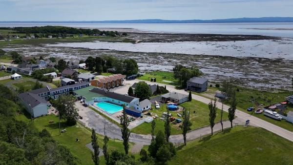 Condo Bord De Fleuve Piscine - Les Voitures D'eau - Baie-Saint-Paul, QC