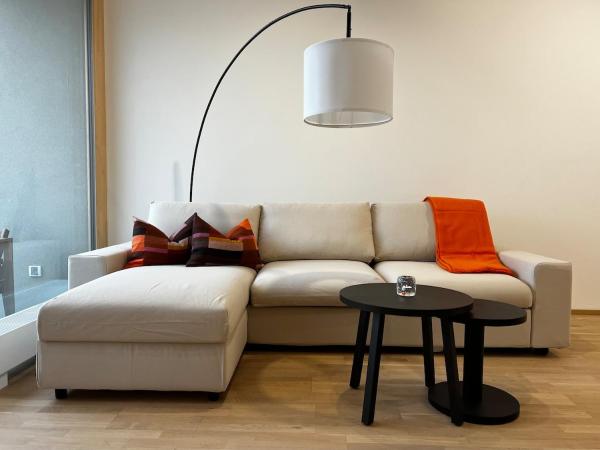 Elegant Prague Flat With Balcony, Workspace, Garage - Praga