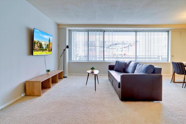 Bright Apt - Gym Access & Great Location - 阿靈頓