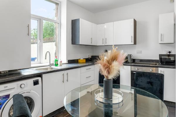 Unique 3 Bedrooms, 3 Ensuite, Free Wifi, Private Parking - Todmorden