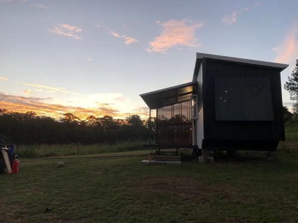 Bee Farm Off-grid Tiny Home Stay - Noosa