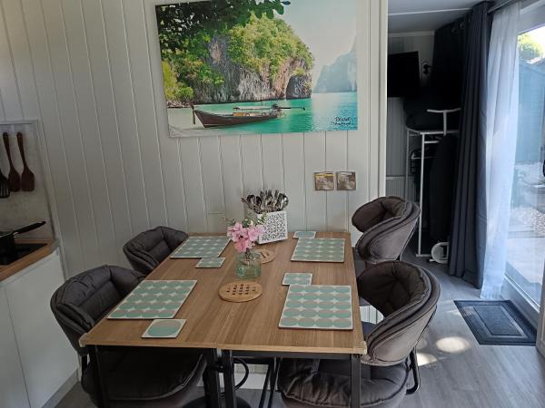 Peaceful 2-bedrooms Garden Studio Extended To 33m2 - Sleep Up To 4, Derby City, Free Parking, Private Entrance, Full Bathroom, Kitchenette, Super Fast Wi-fi, X2 Smart Tvs, Heating&aircon, Keybox Code Or Optional Greeting In Person If Requested - Belper