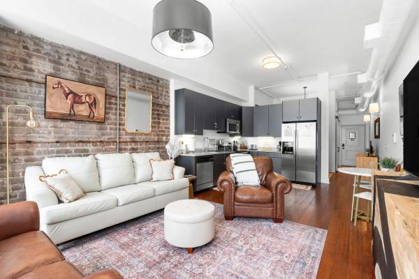 Lush Savannah Loft - Near Plant Riverside District - Savannah