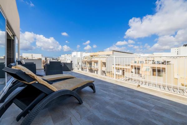 Bright And Spacious Penthouse With Large Terrace - Malta International Airport (MLA)