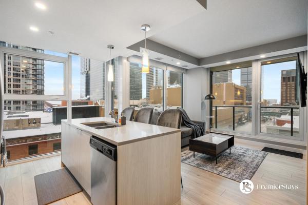 Central Downtown Near Rogers Sleeps 6 With Two Queen Beds And Parking - Edmonton