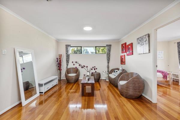 Peaceful 4br Retreat In Leafy Forest Lake Setting - Brisbane