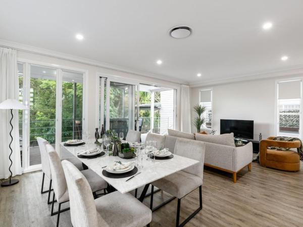 Spacious 4-bedroom Bardon Retreat Across 2 Levels - Samford