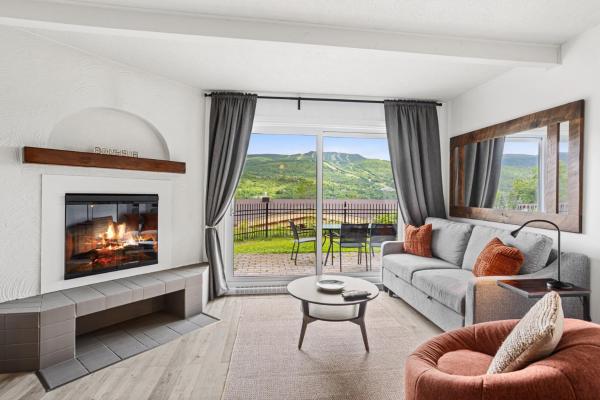 Chic One-bedroom Condo With Lake View - Mont-Tremblant