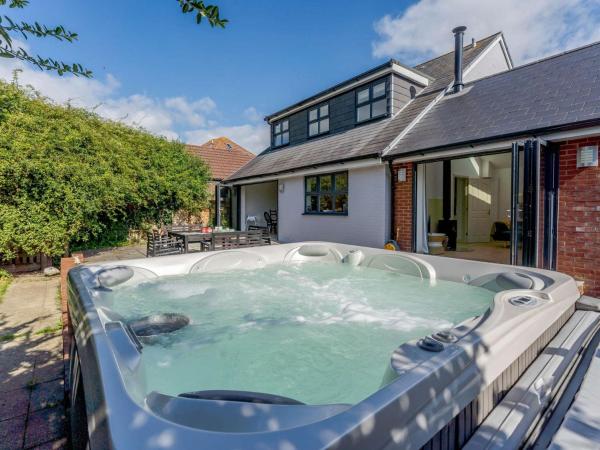 5 Bed In Yarmouth 85286 - Lymington