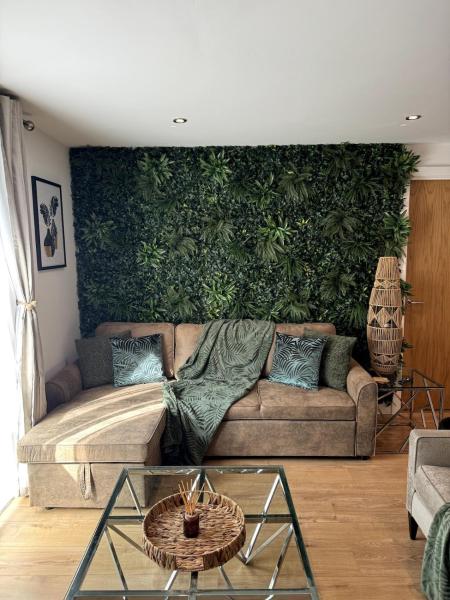 Velvet Leaf Retreat - 2 Bedrooms, 3 Beds, Ensuites, Park Views, Free Parking - Leeds