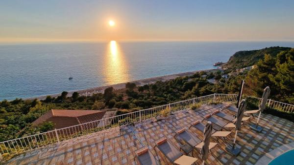 Villa Margaux Kathisma, Breathtaking Views & Unforgettable Sunsets - Minutes From Most Iconic Beach - Lefkada