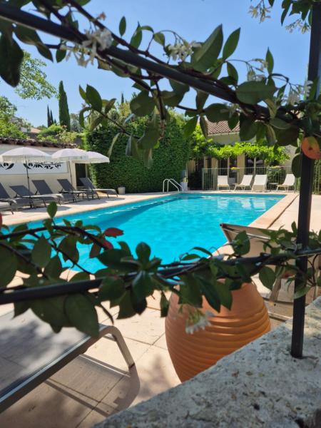 Hôtel La Garrigue & Bar Piscine - Pernes-les-Fontaines