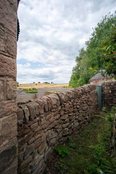 Picturesque Countryside Cottage Minutes From Alton Towers & Peak Wildlife Park Whiston Hall Wedding Venue - Alton, UK