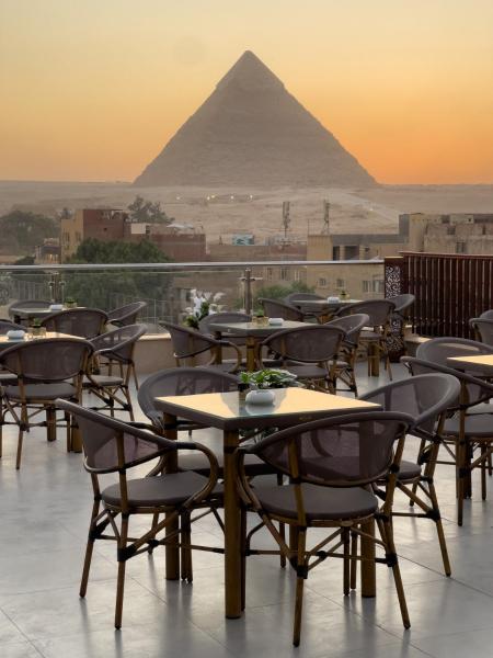 Akhnaton Pyramids View Hotel With Rooftop Access & Free Airport Pickup - Giza