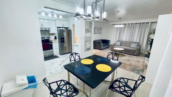 Amazing Home Near Toronto Airport With 2 Parking - Toronto