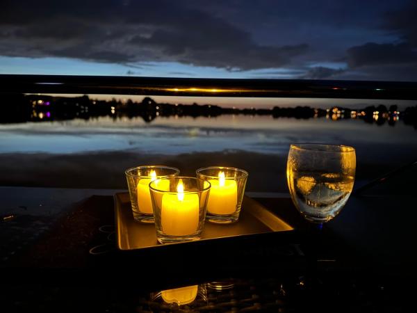 Hausboot Komet Luxus Und Natur Pur Max 5 Pers - Oss